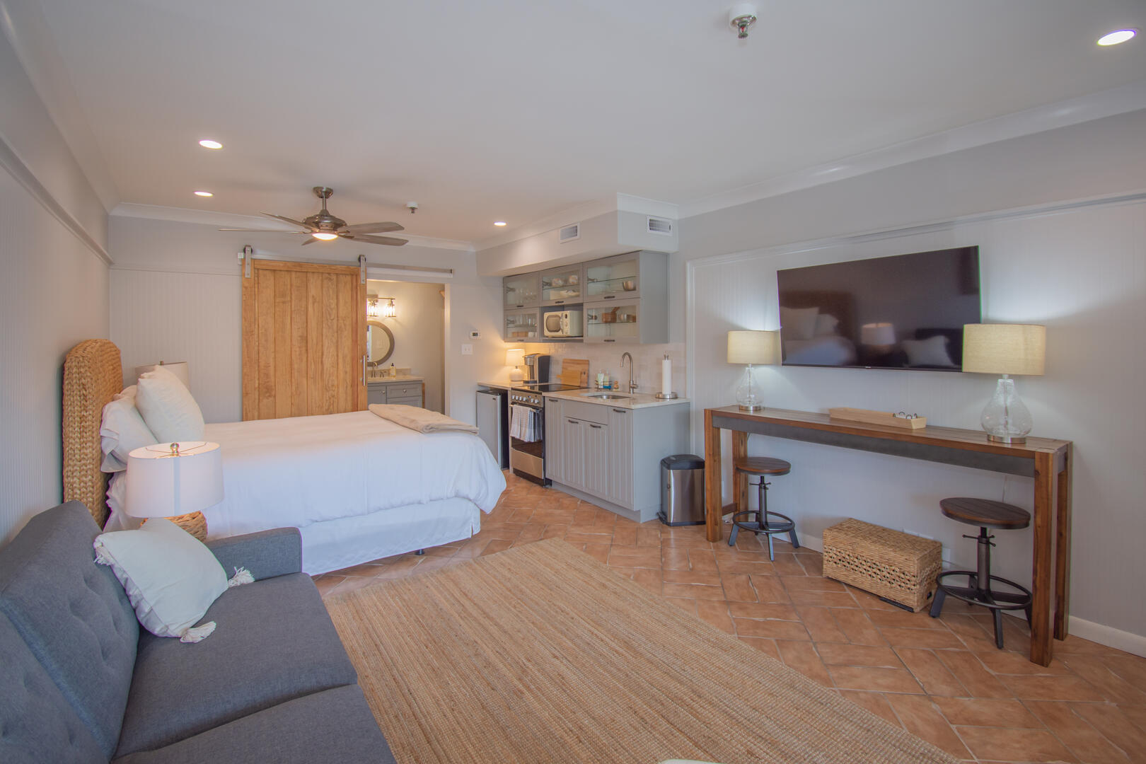 Charming Studio With Kitchenette And Shared Balcony - Delightful Escape - Fripp Island, SC
